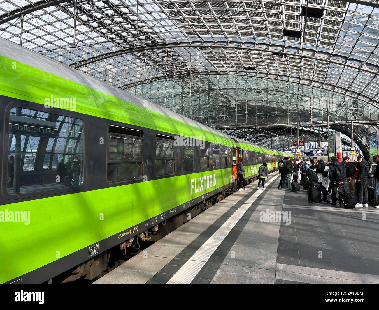 Flixtrain Flixtrain kommt am Hauptbahnhof Berlin an / Flixtrain ...