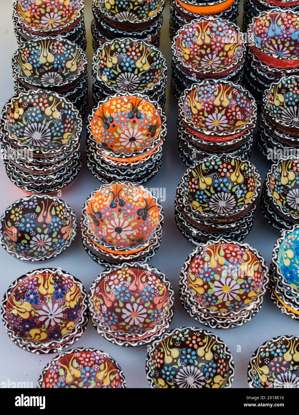 Traditional Turkish ceramic plates in bazaar Stock Photo - Alamy