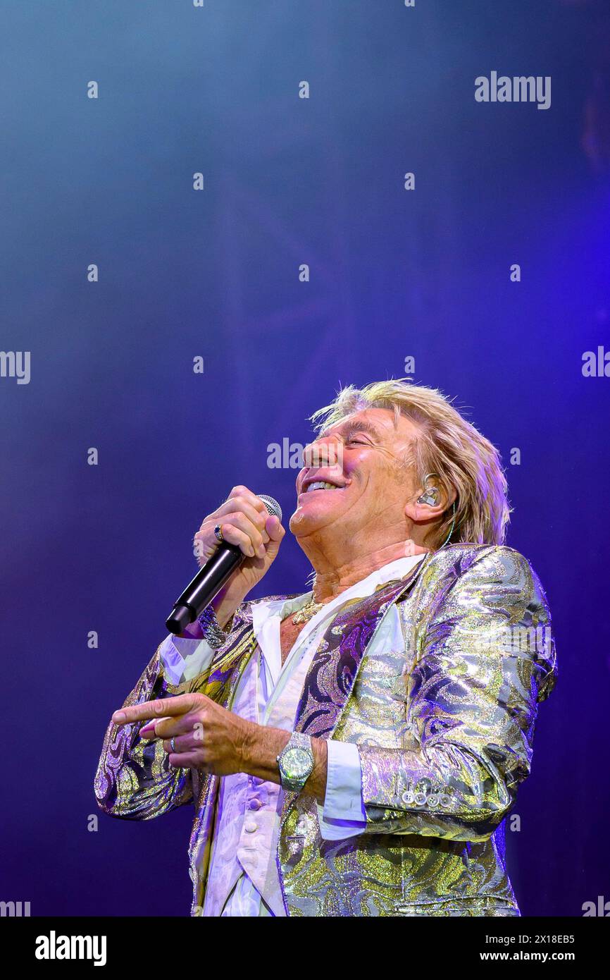 Rod stewart performing hi-res stock photography and images - Alamy