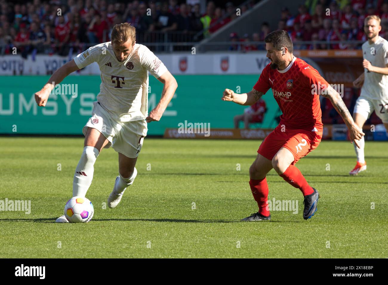 Football match, Harry KANE Bayern Munich left on the ball, Marnon BUSCH ...