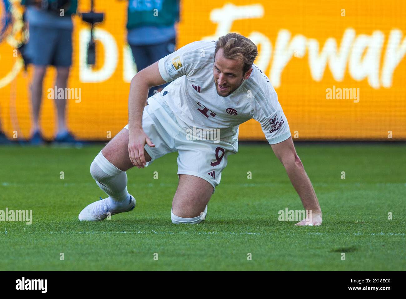 Football match, Harry KANE Bayern Munich rise up with difficulty after ...