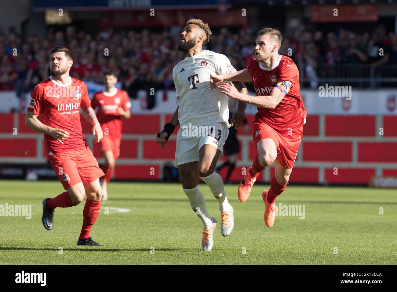 Football match, from left to right Marnon BUSCH 1.FC Heidenheim, Eric ...