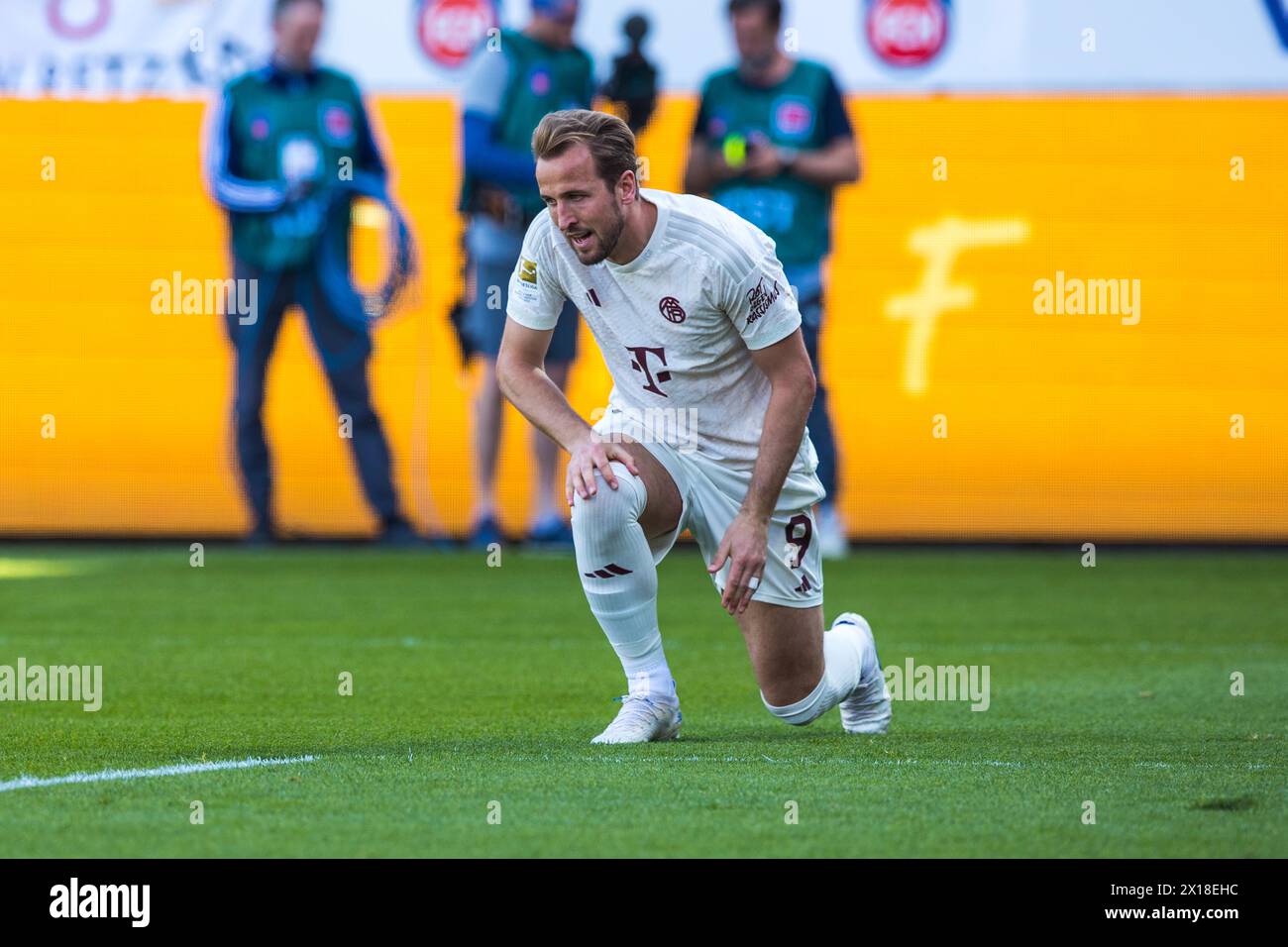 Football match, striker Harry KANE Bayern Munich kneeling on one leg ...