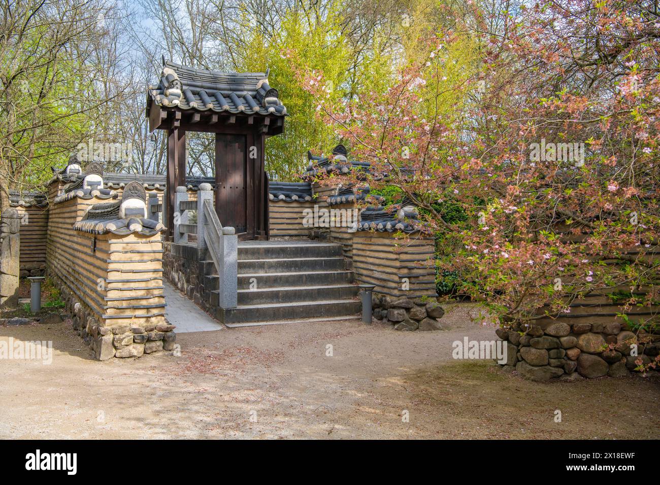 Traditional entrance gate to the inner courtyard of a Korean house ...