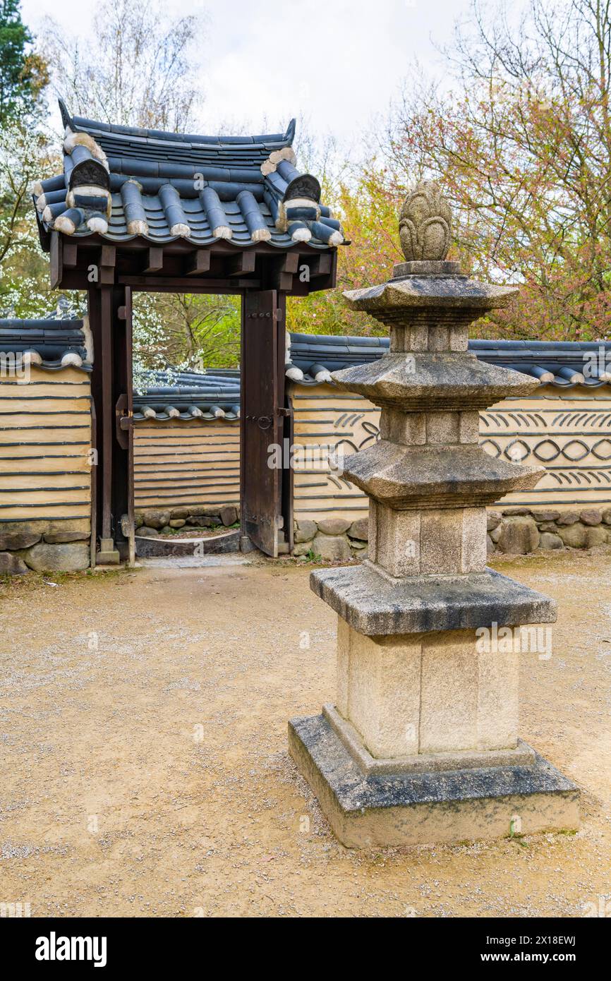 Korean traditional gate hi-res stock photography and images - Alamy
