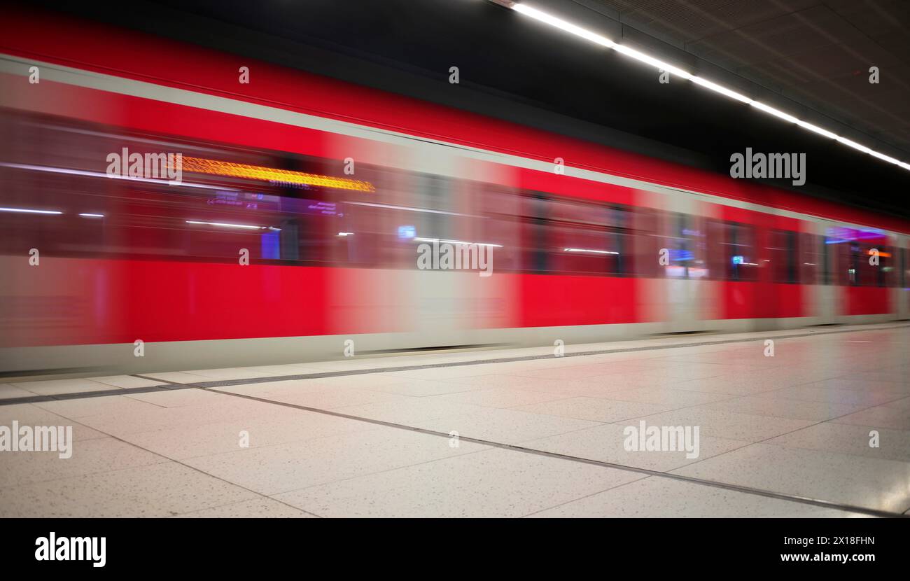 Underground arriving S-Bahn, train, class 420 in traffic red, platform ...