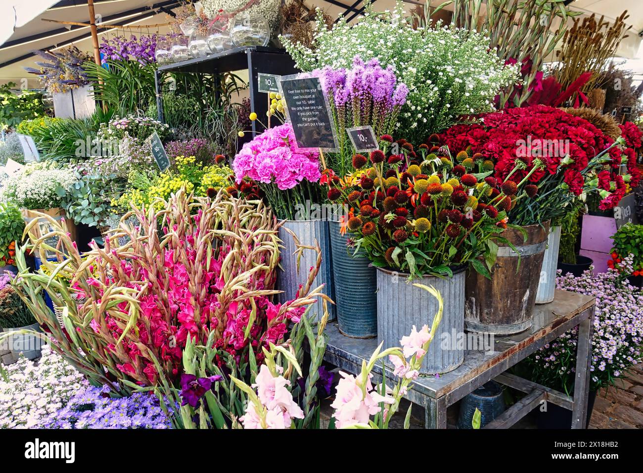 Blossoms at the Copenhagen flower market, a dreamlike sea of flowers ...