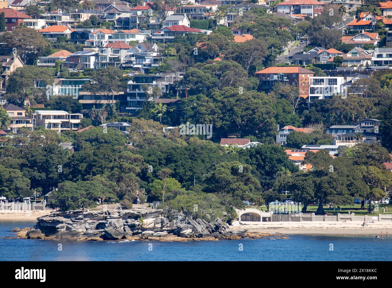 Balmoral and Edwards beach in Mosman, with Mosman housing and ...