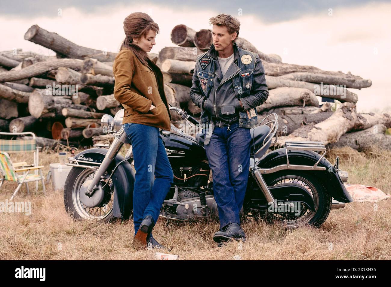 THE BIKERIDERS, from left: Jodie Comer, Austin Butler, 2023. ph: Kyle ...