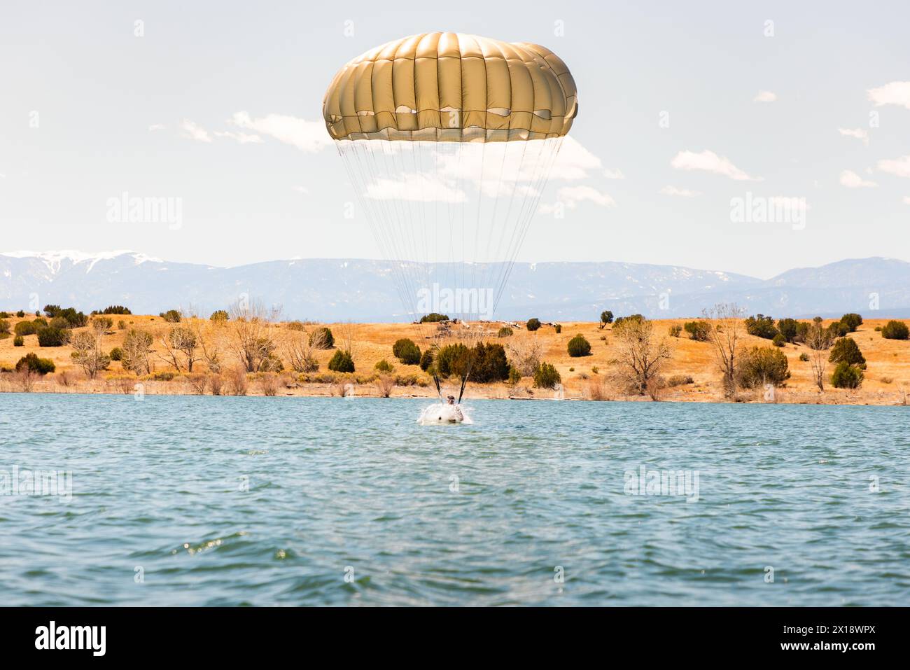 A Green Beret assigned to 10th Special Forces Group (Airborne), lands ...