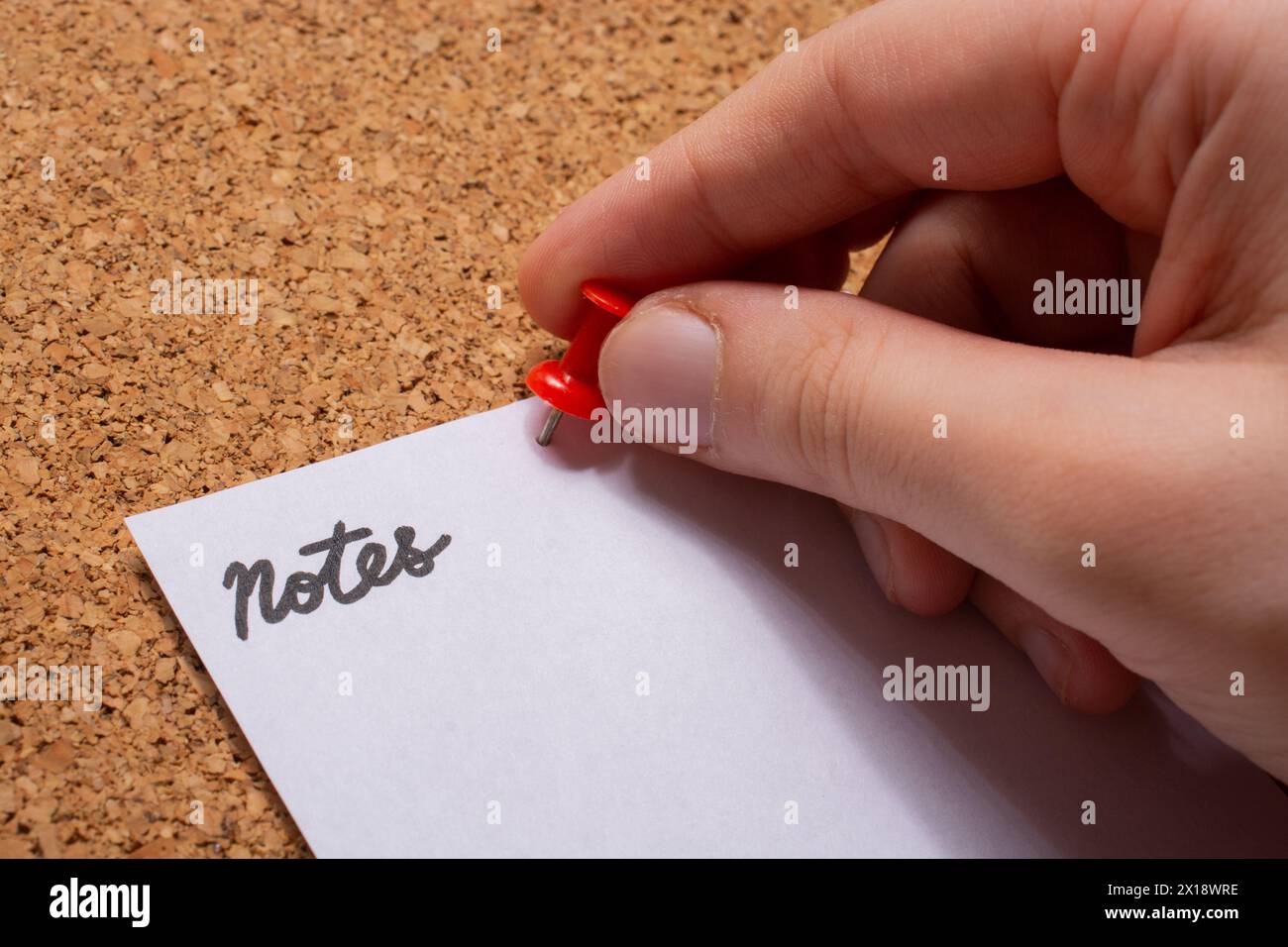 Note wording on white paper background and pin Stock Photo - Alamy