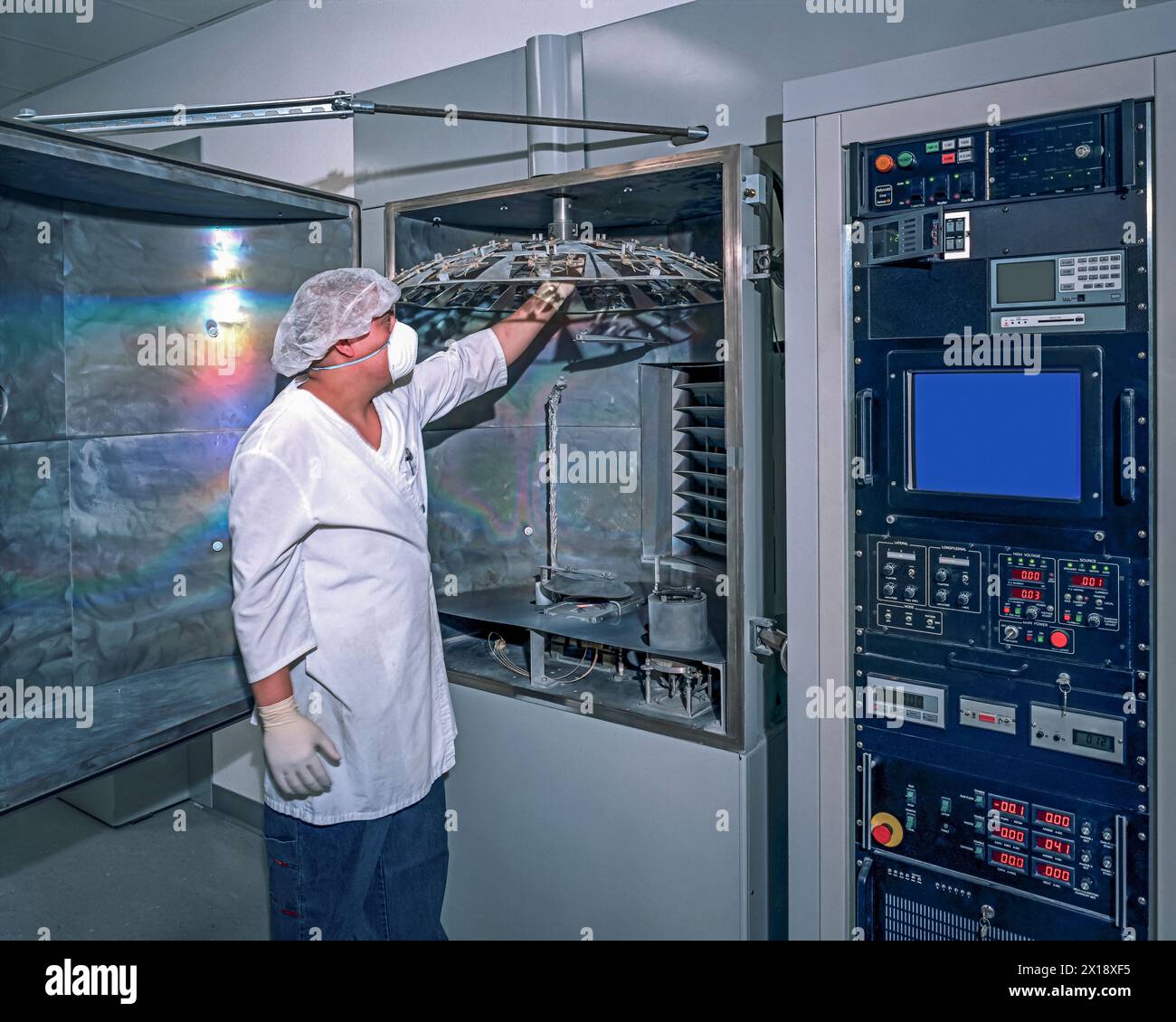 Eyeglass lens manufacturing hi-res stock photography and images - Alamy