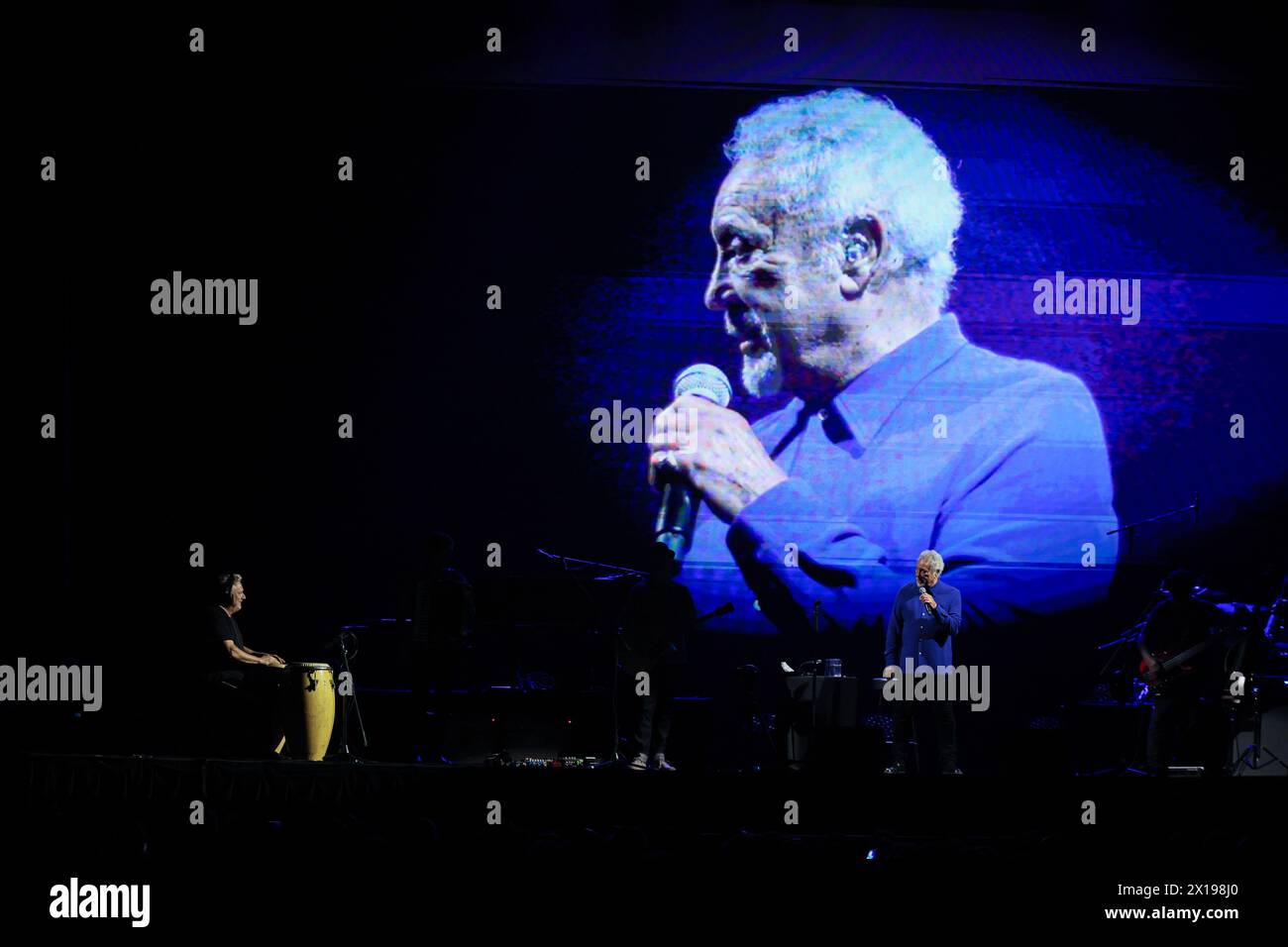TOM JONES IN CONCERT Stock Photo - Alamy