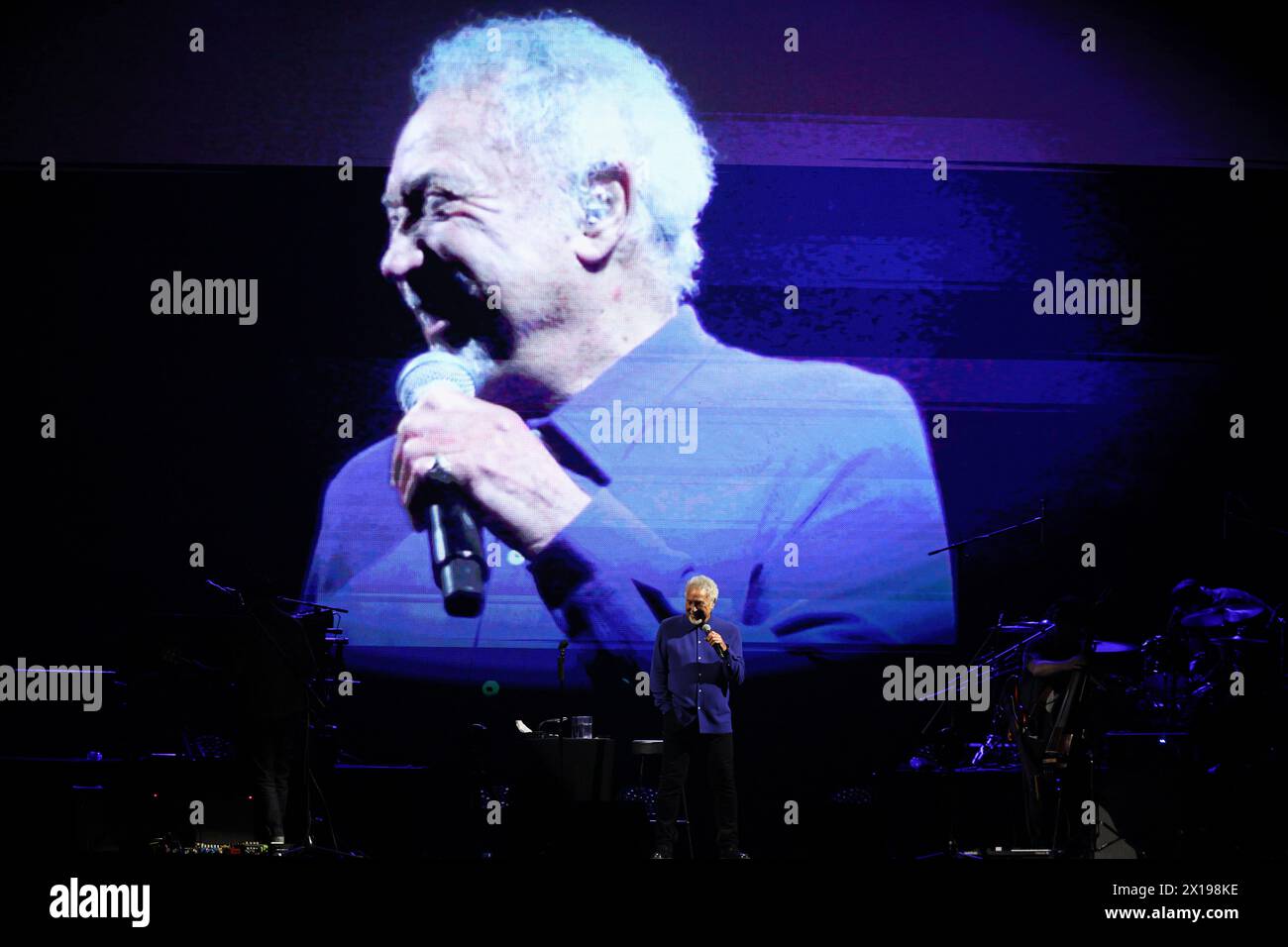 Tom jones singer hi-res stock photography and images - Alamy