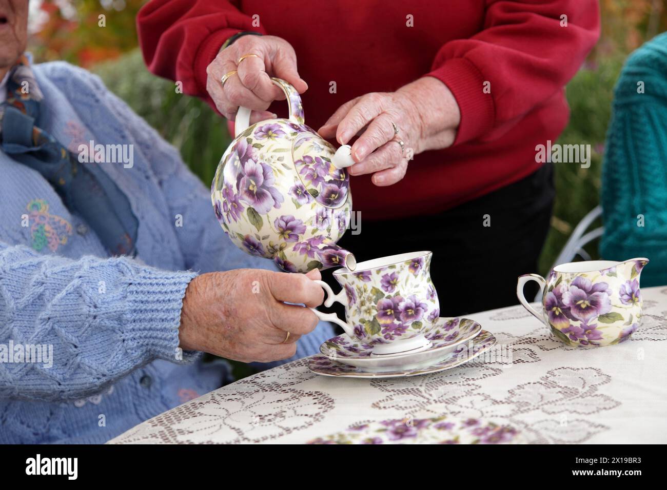 ELDERLY RESIDENTS OF AN AGED CARE FACILITY ENJOYING A POT OF TEA Stock ...