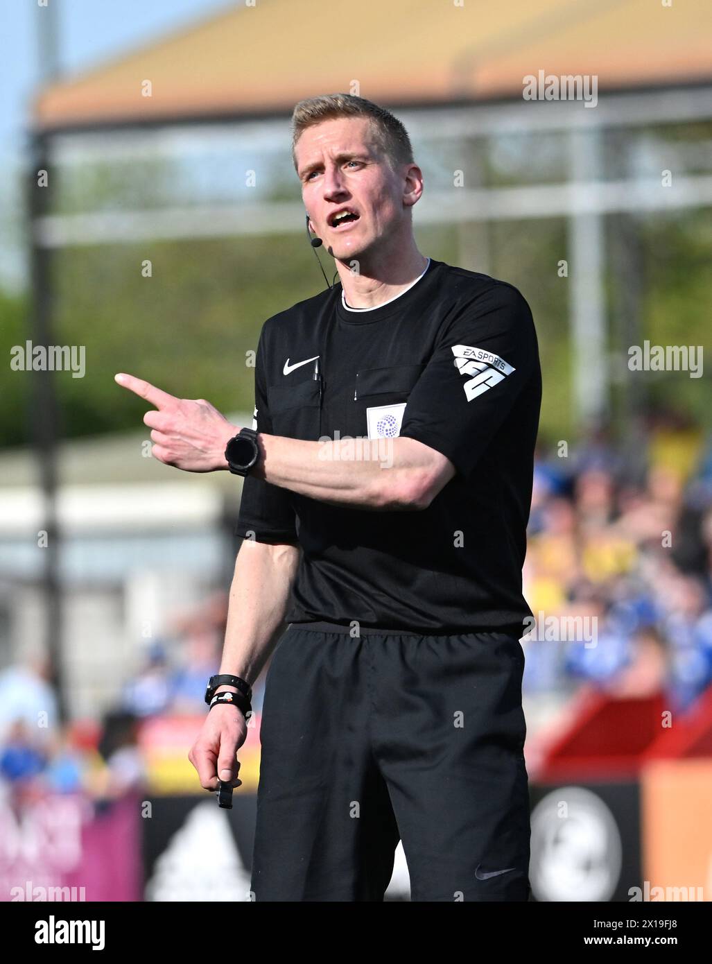 Football referee scott oldham hi-res stock photography and images - Alamy