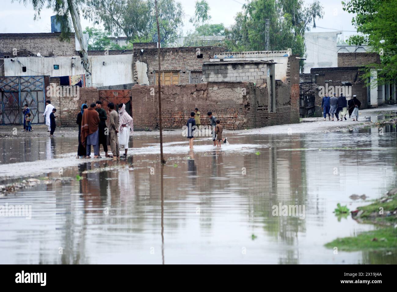 Peshawar, Peshawar, Pakistan. 15th Apr, 2024. Extreme weather ...