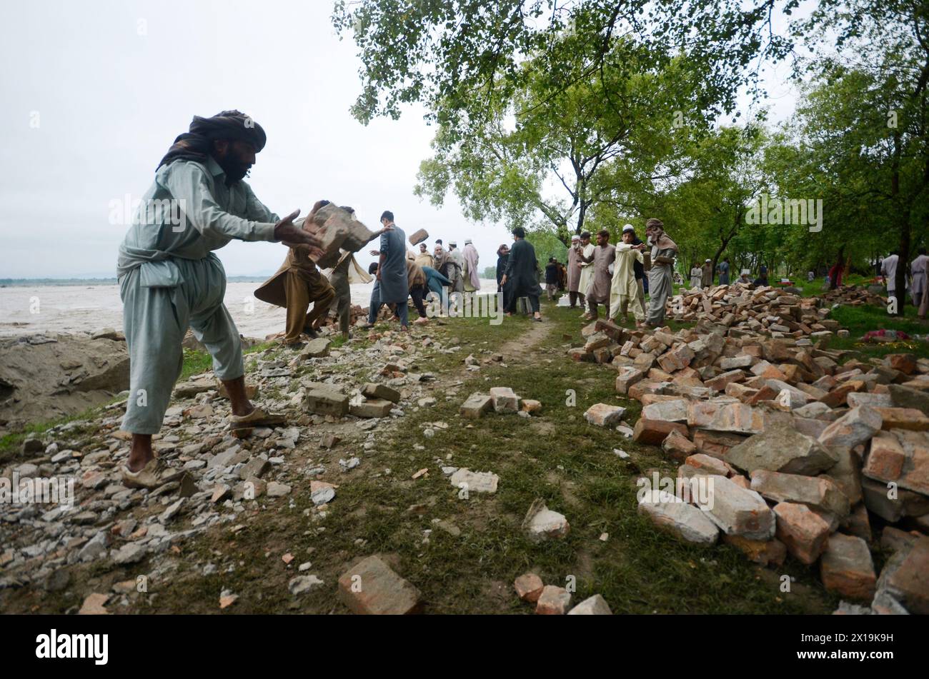Peshawar, Peshawar, Pakistan. 15th Apr, 2024. Extreme weather ...