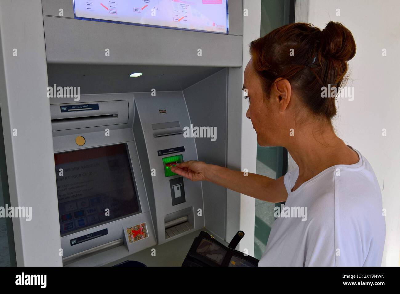 Geld abheben hi-res stock photography and images - Alamy