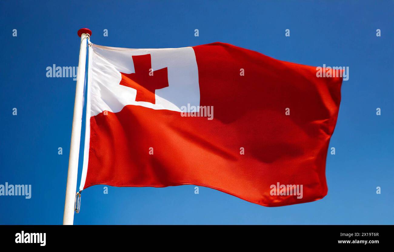 Die Fahne von Tonga, flattert im Wind, isoliert, gegen den blauen ...