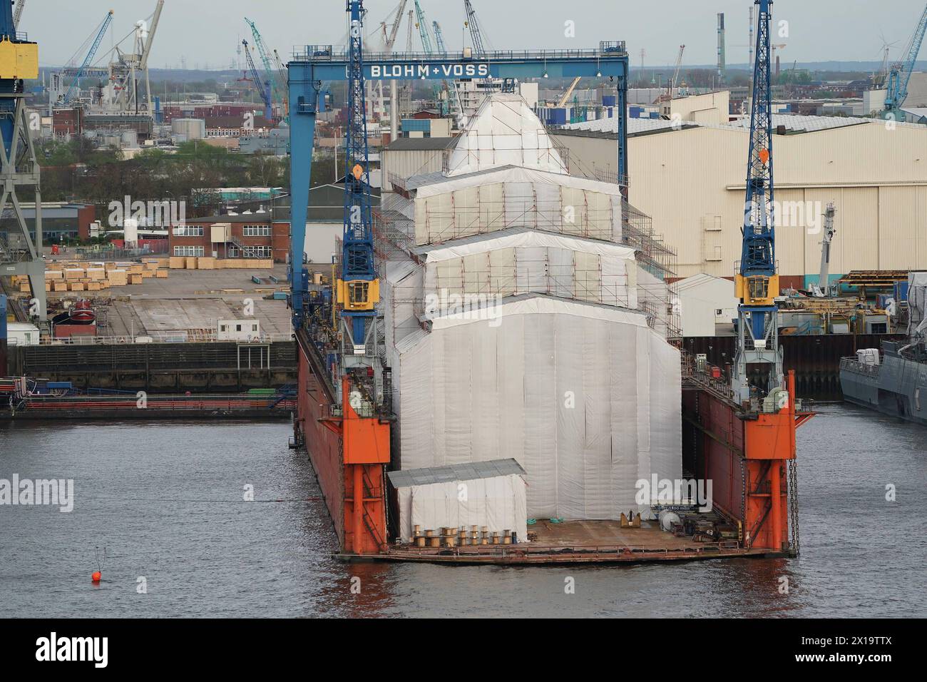 Schwimmende Werft BloomVoss im Hamburger Hafen - Hamburg 06.04.2024: Abfahrt AIDAnova aus dem ...
