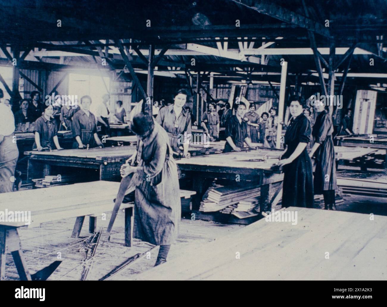 Ww1 women shop hi-res stock photography and images - Alamy