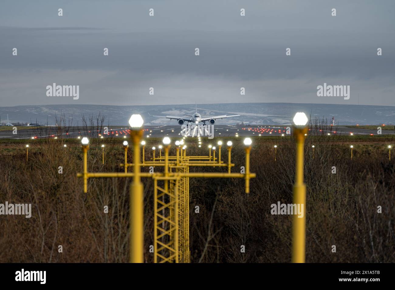 Landing gear landing hi-res stock photography and images - Alamy