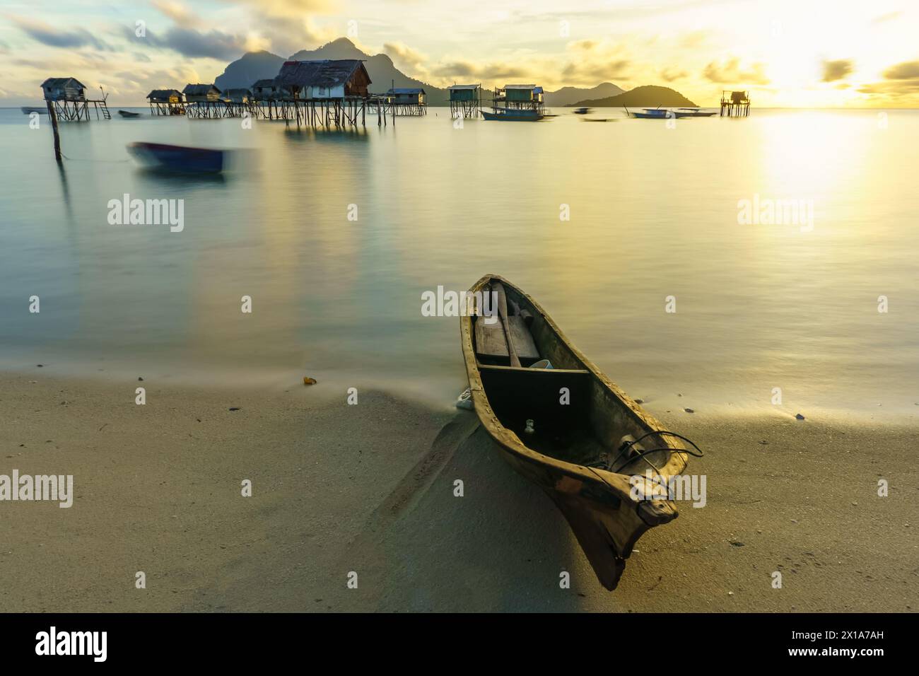 Beautiful landscapes view borneo sea gypsy water village in Maiga ...
