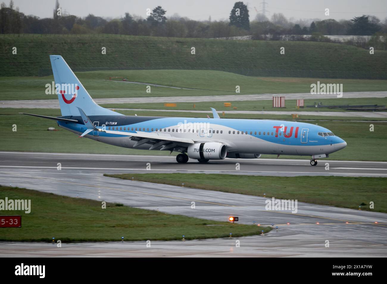 Tui Airways Boeing 737-8K5 landing in wet weather at Birmingham Airport ...