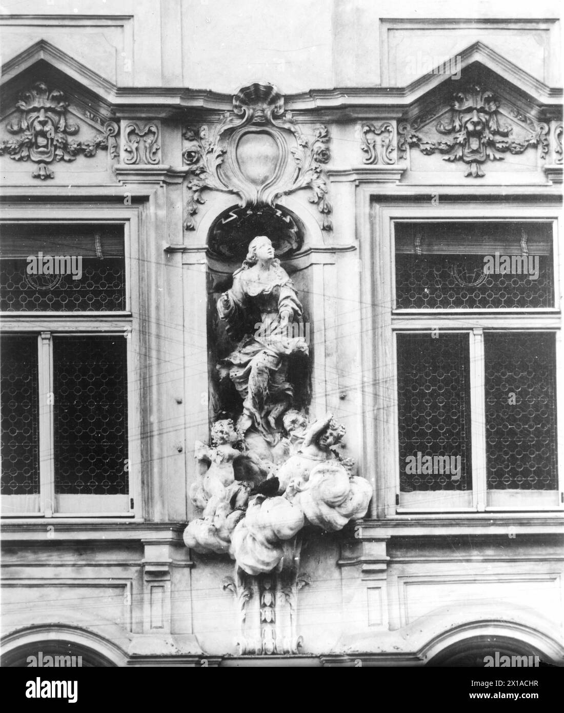 Vienna 1, digging 16 (house number 1144), facade alcove with Statue of ...