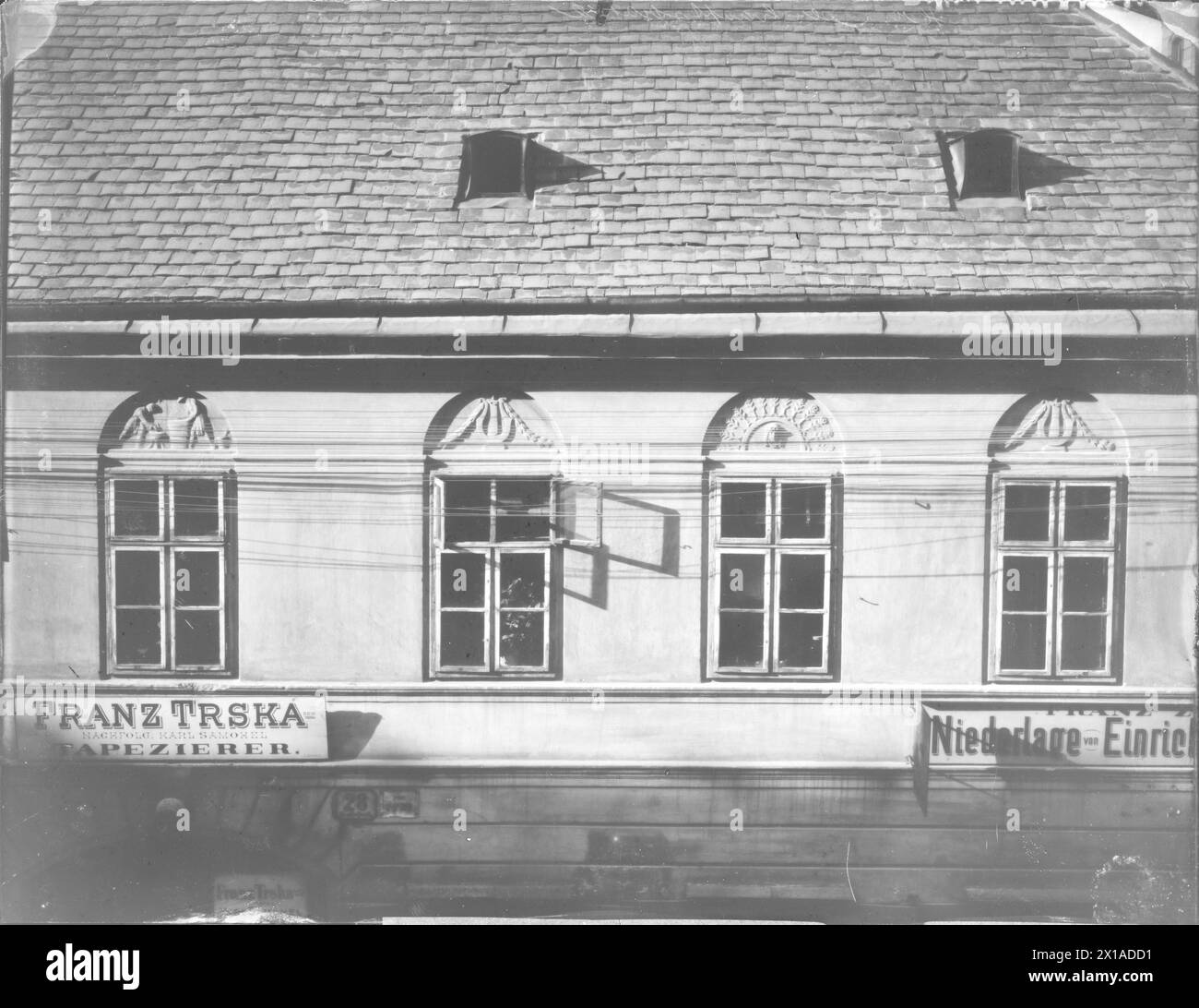 Vienna 17, Hernals main street 28, four window axes of the first storey ...