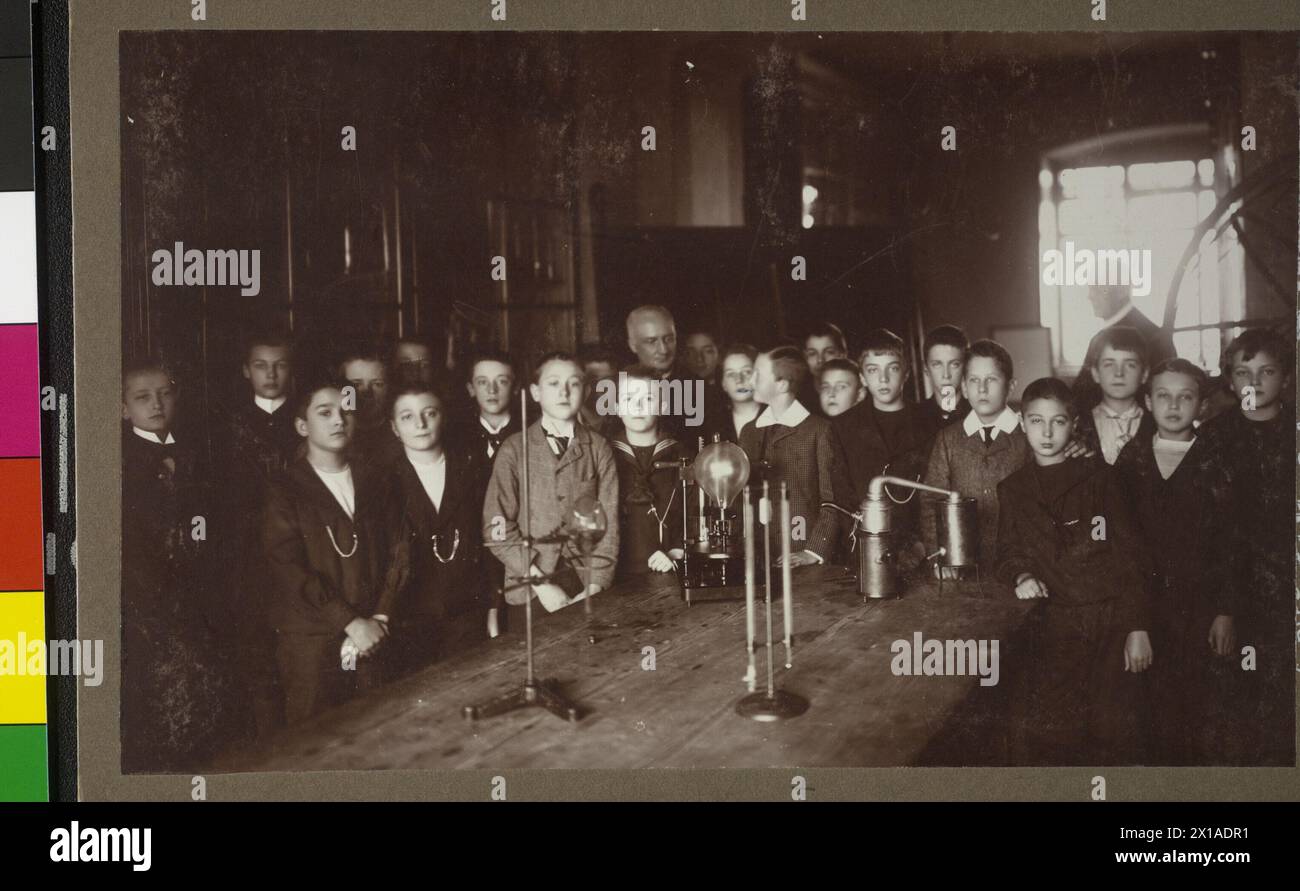 Physics lab hi-res stock photography and images - Alamy