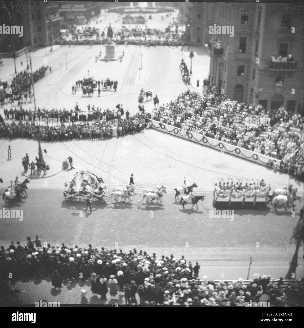 Vienna 1, Schwarzenbergplatz, anniversary procession and stand: group ...
