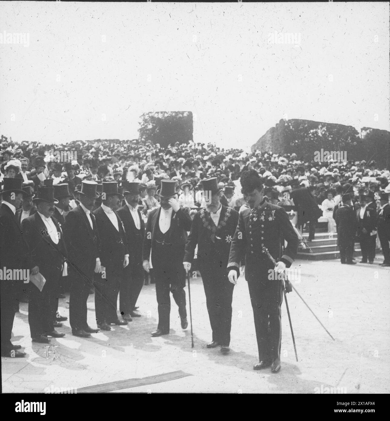Children homage in Schoenbrunn, mayor Lueger between the socialite ...