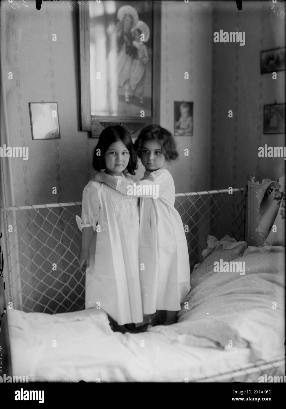 Two small girls in the latticed bedsted standing, 1918 - 19180101 ...