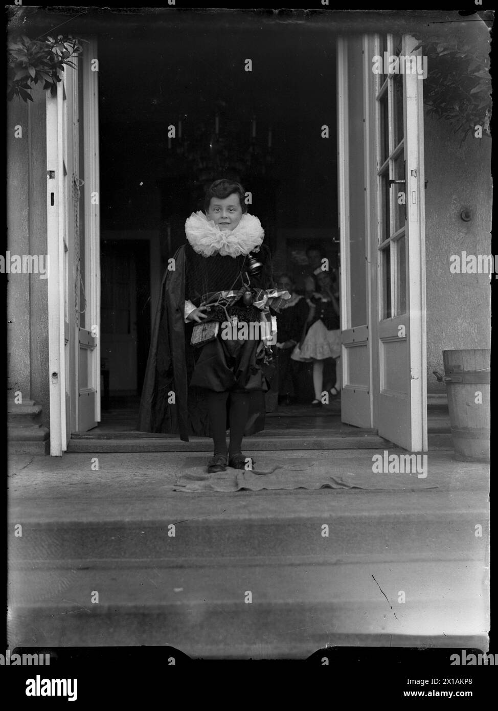 Picture Johannes sordidness (1913-1958) as child in the costume ...