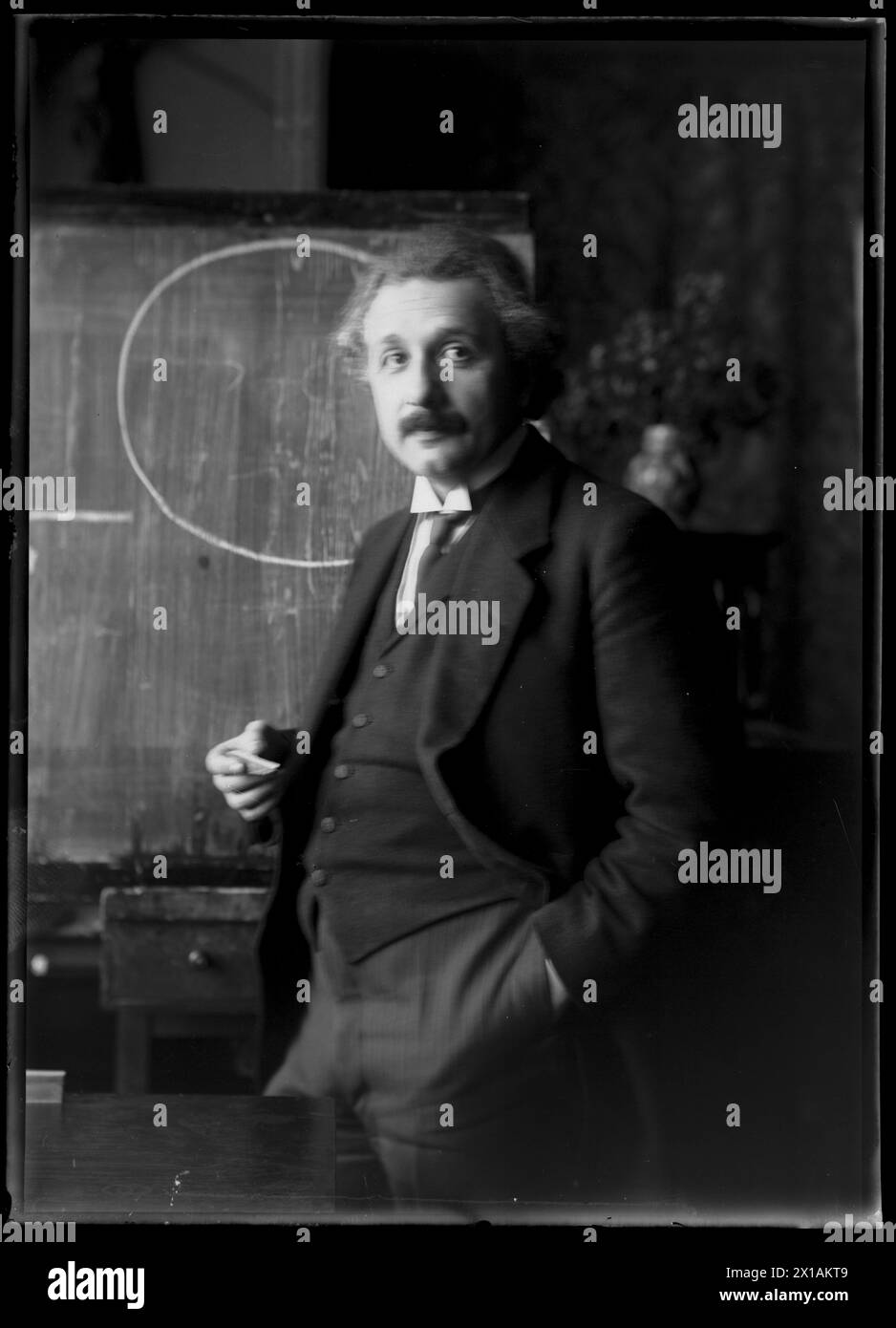 Picture Albert Einstein (1879-1955), Albert Einstein in front a dinner ...