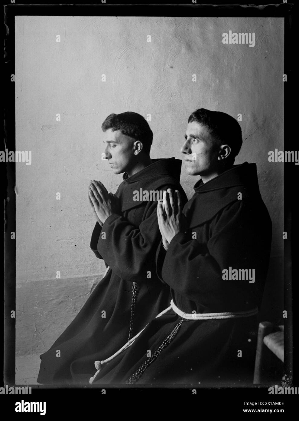 Prayer Franciscan in Assisi, two kneel, prayer Franciscan in the ...