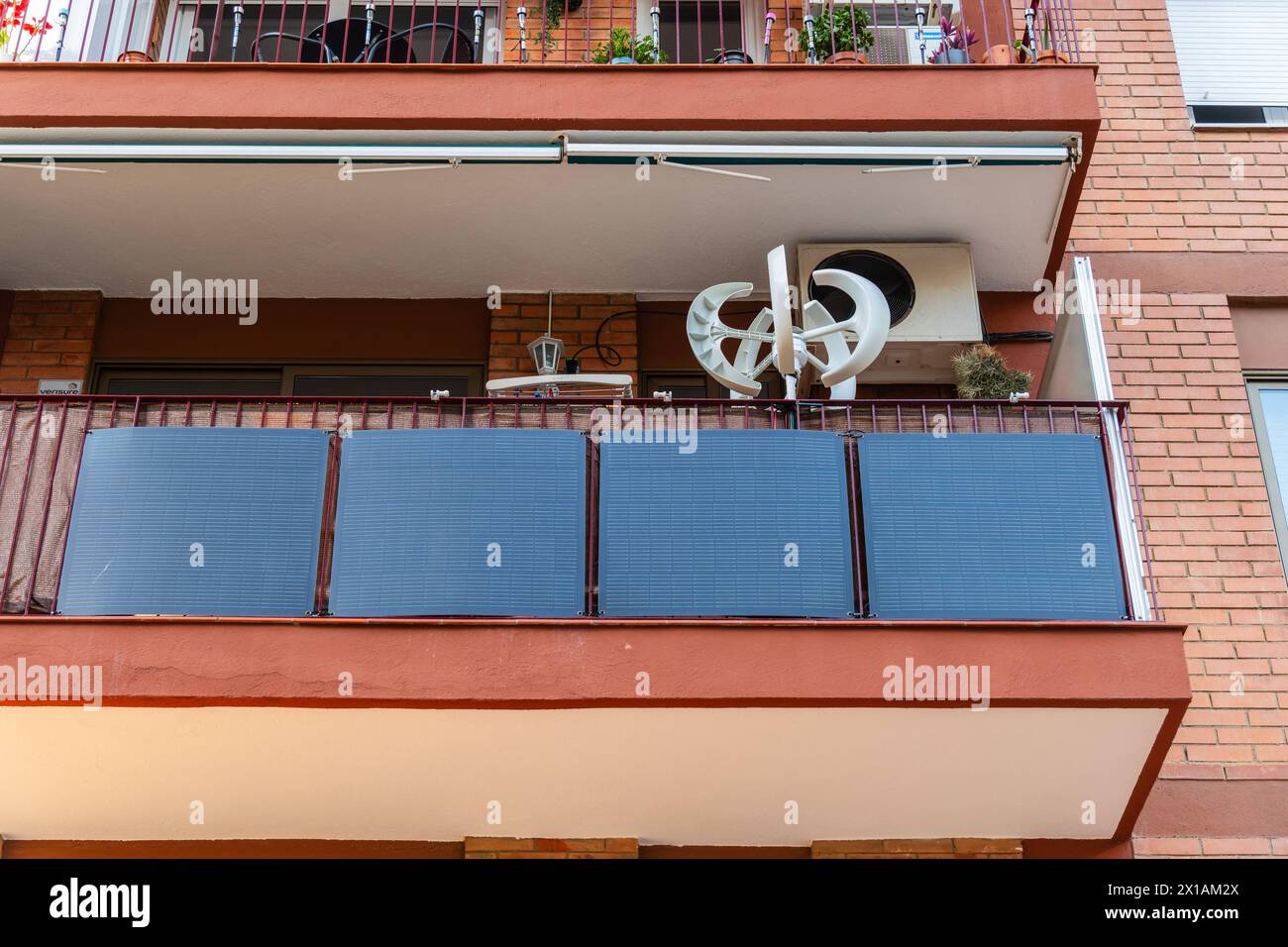 Balkonkraftwerk und Mini Windkraftanlage auf einem Balkon eines ...