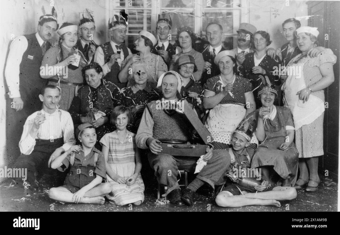 Carnival party, group picture by in disguise of, 1925 - 19250101 PD2125 ...