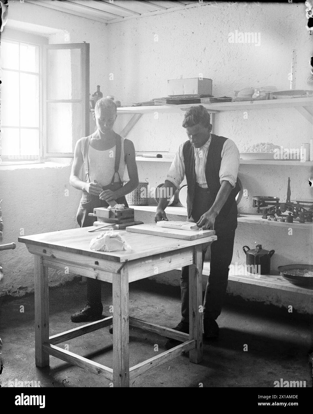 Alpine dairy, churn butter in the senn-dairy, 1925 - 19250101 PD2340 ...