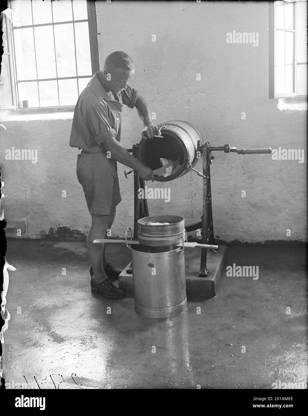 Alpine dairy, churn butter in the senn-dairy, 1925 - 19250101 PD2347 ...