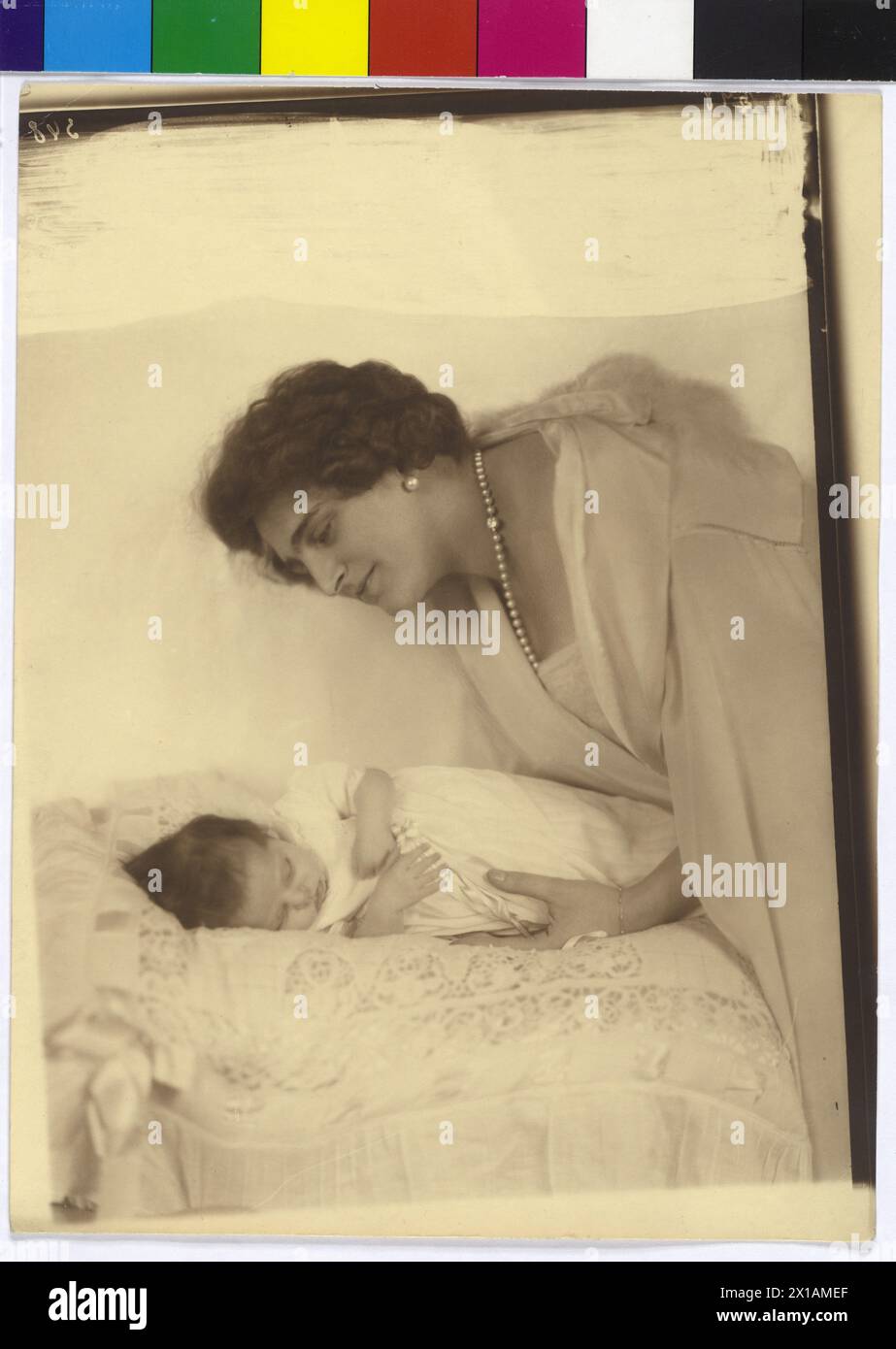 Mother with baby, 1925 - 19250101 PD2411 - Rechteinfo: Rights Managed ...