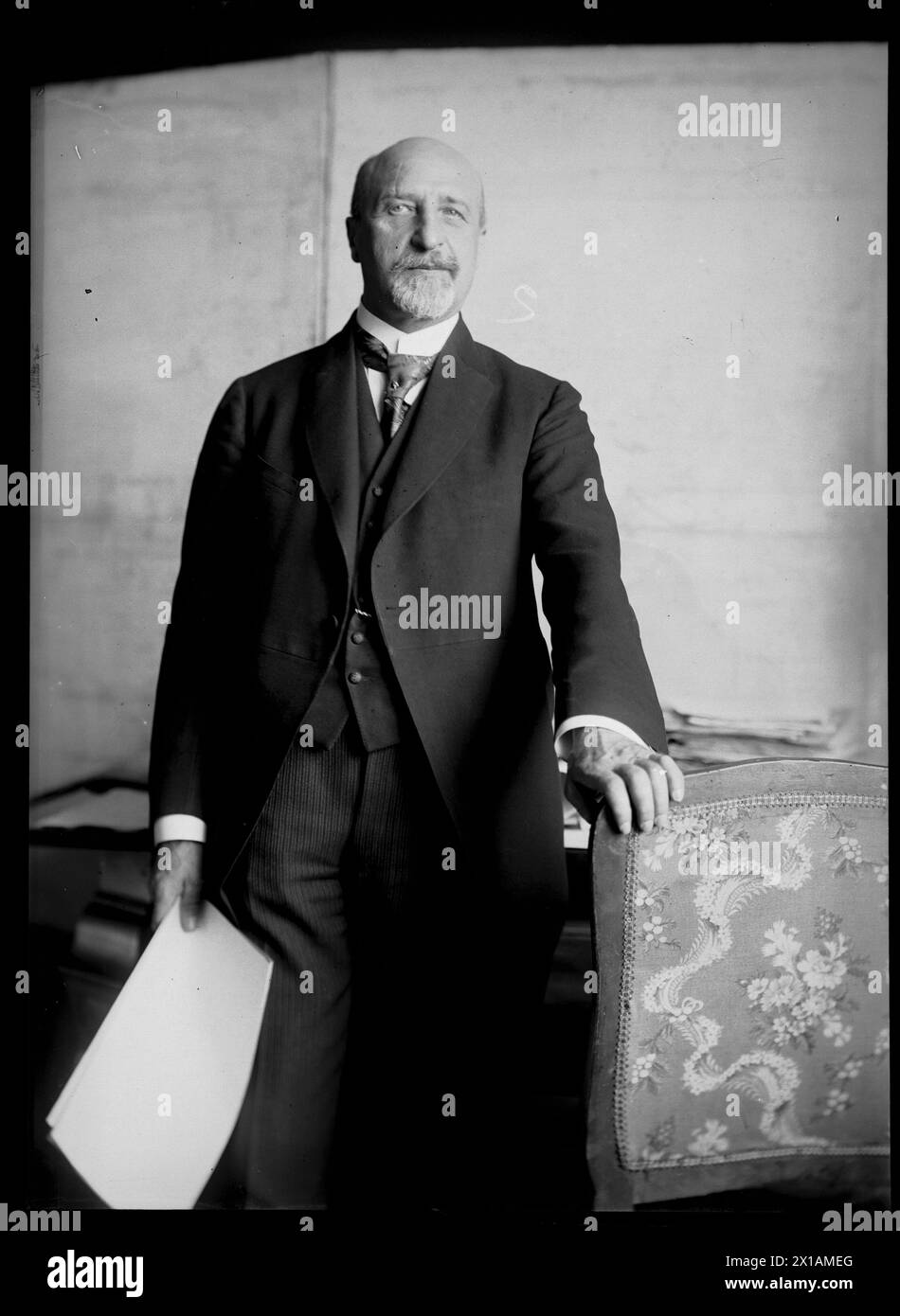 Picture Karl Seitz (1869-1950), Karl Seitz standing, hand on back ...