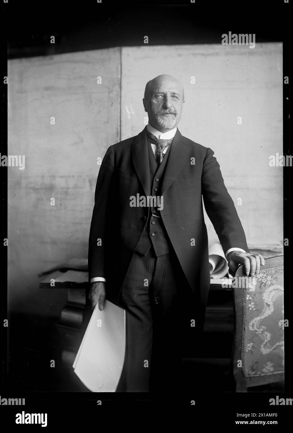 Picture Karl Seitz (1869-1950), Karl Seitz standing, hand on a back a ...