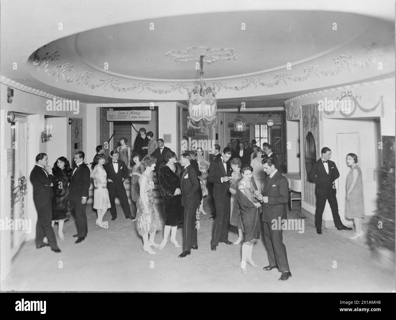 1920s theater audience hi-res stock photography and images - Alamy
