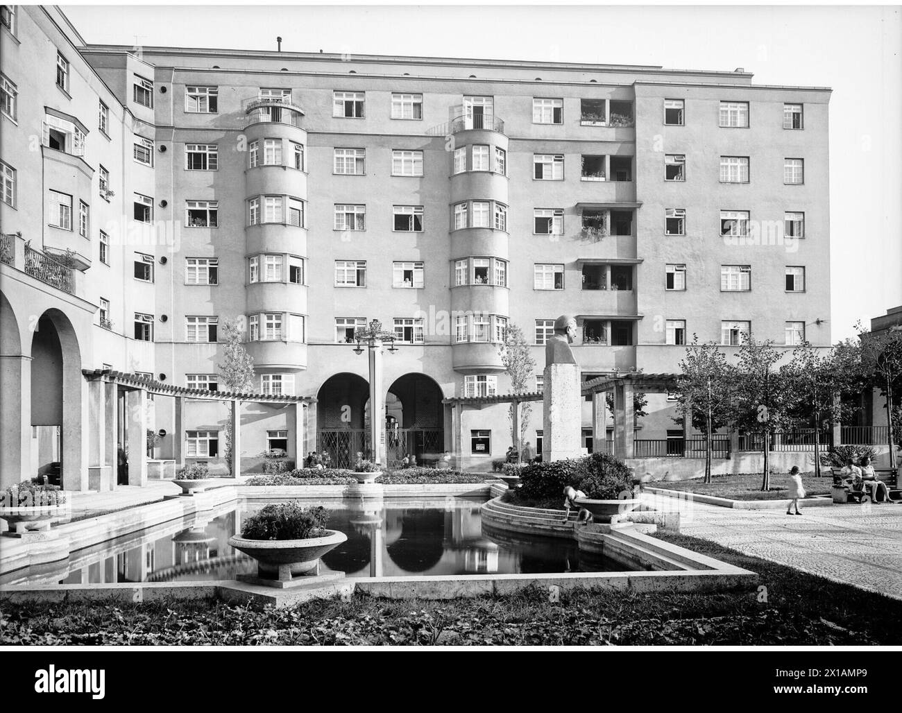 Vienna 5, Reumannhof, view across the basin with Reumann bust axial on ...