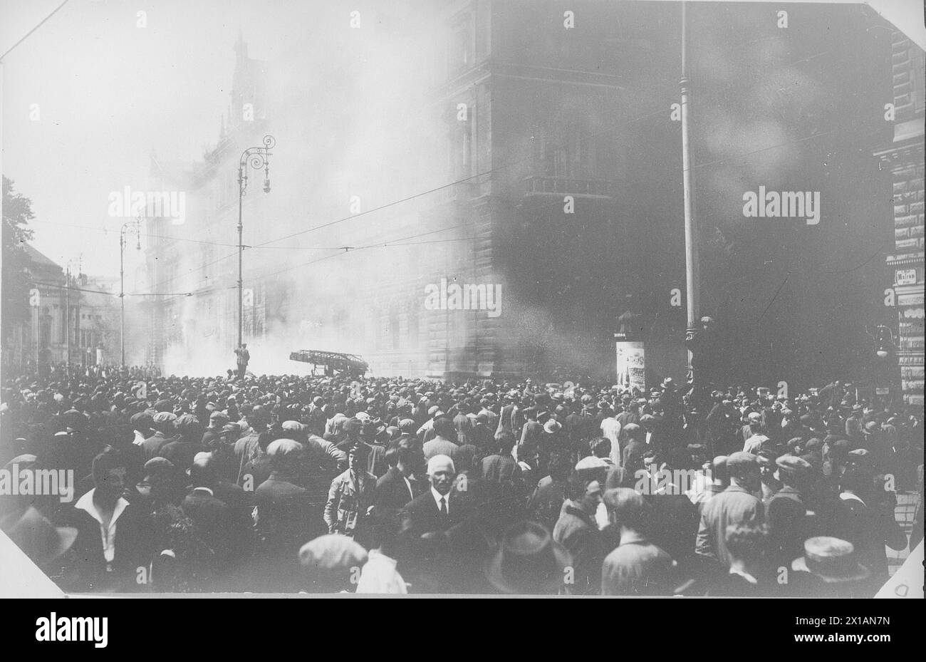 July Revolt, firing of the law courts, front Lastenstrasse (Lasten ...