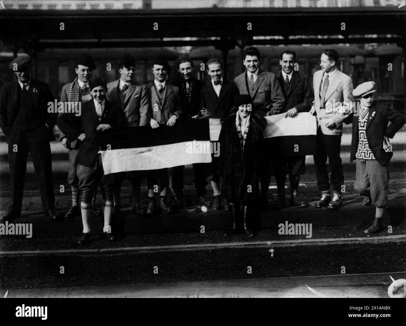 group picture athlete and functionary with flag, 1928 - 19280101 PD3248 ...