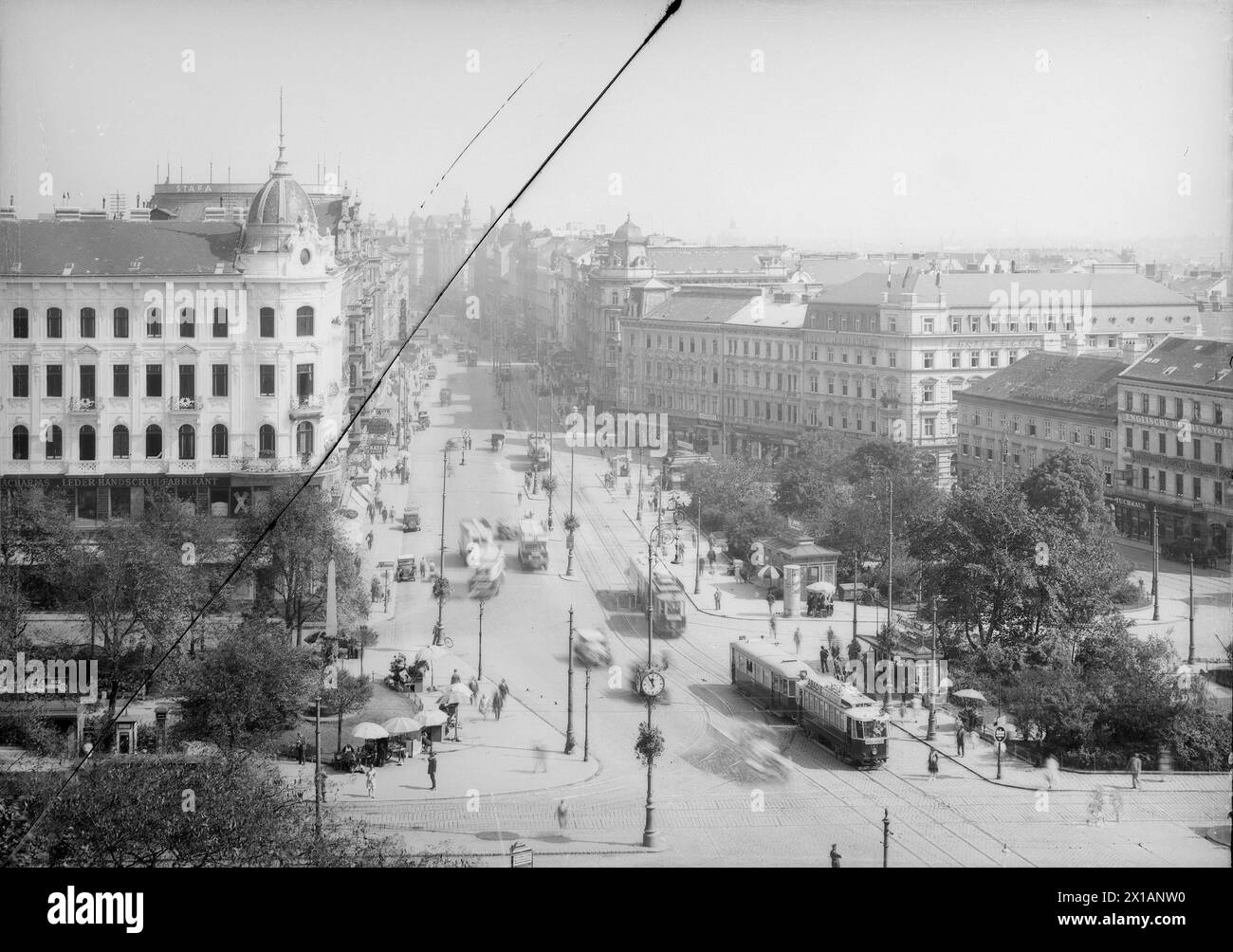 Vienna 6, Mariahilferstrasse, view across double crossing in the axis ...